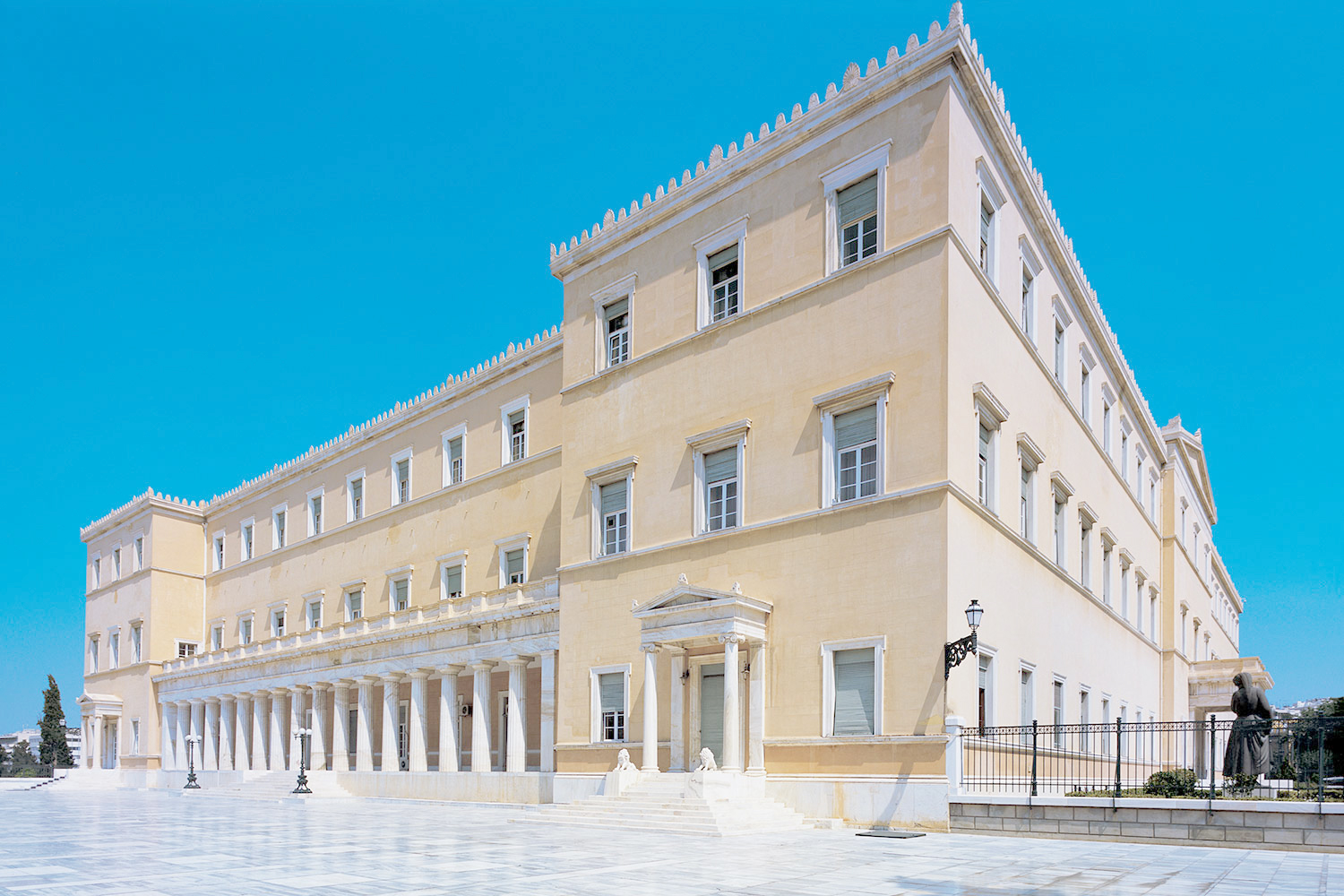 Η Βουλή ανοίγει σήμερα πρόωρα εξαιτίας του σκανδάλου των υποκλοπών - Ερμής