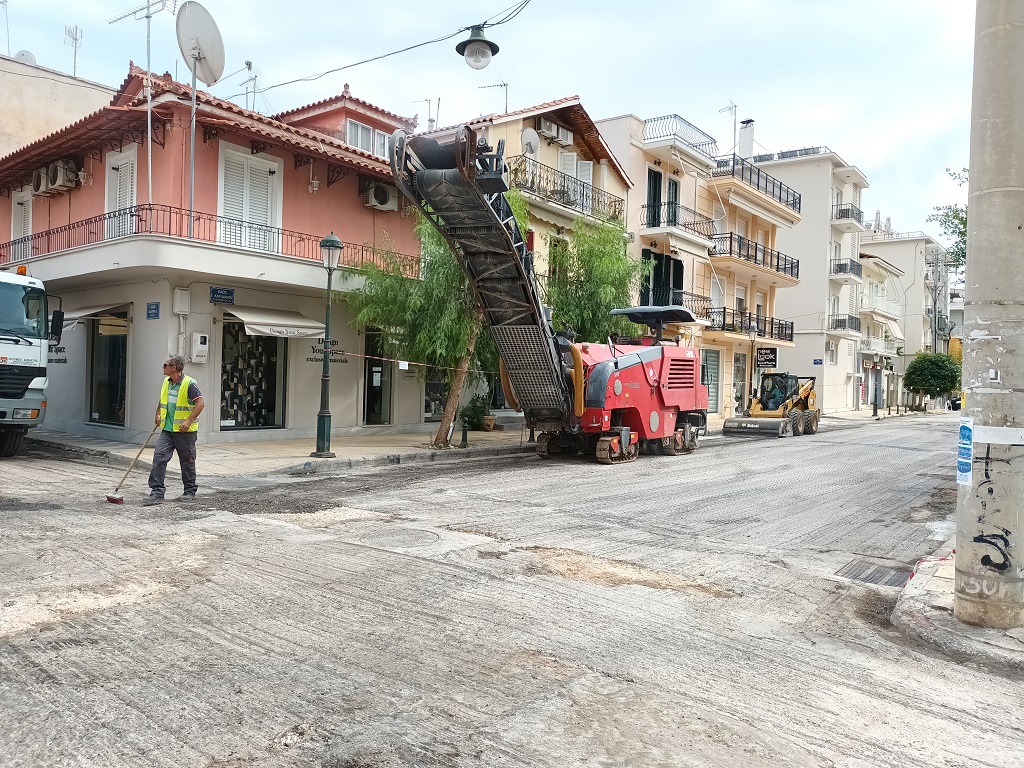 Έκλεισαν στην κυκλοφορία και ασφαλτοστρώνονται δρόμοι στο κέντρο της ...