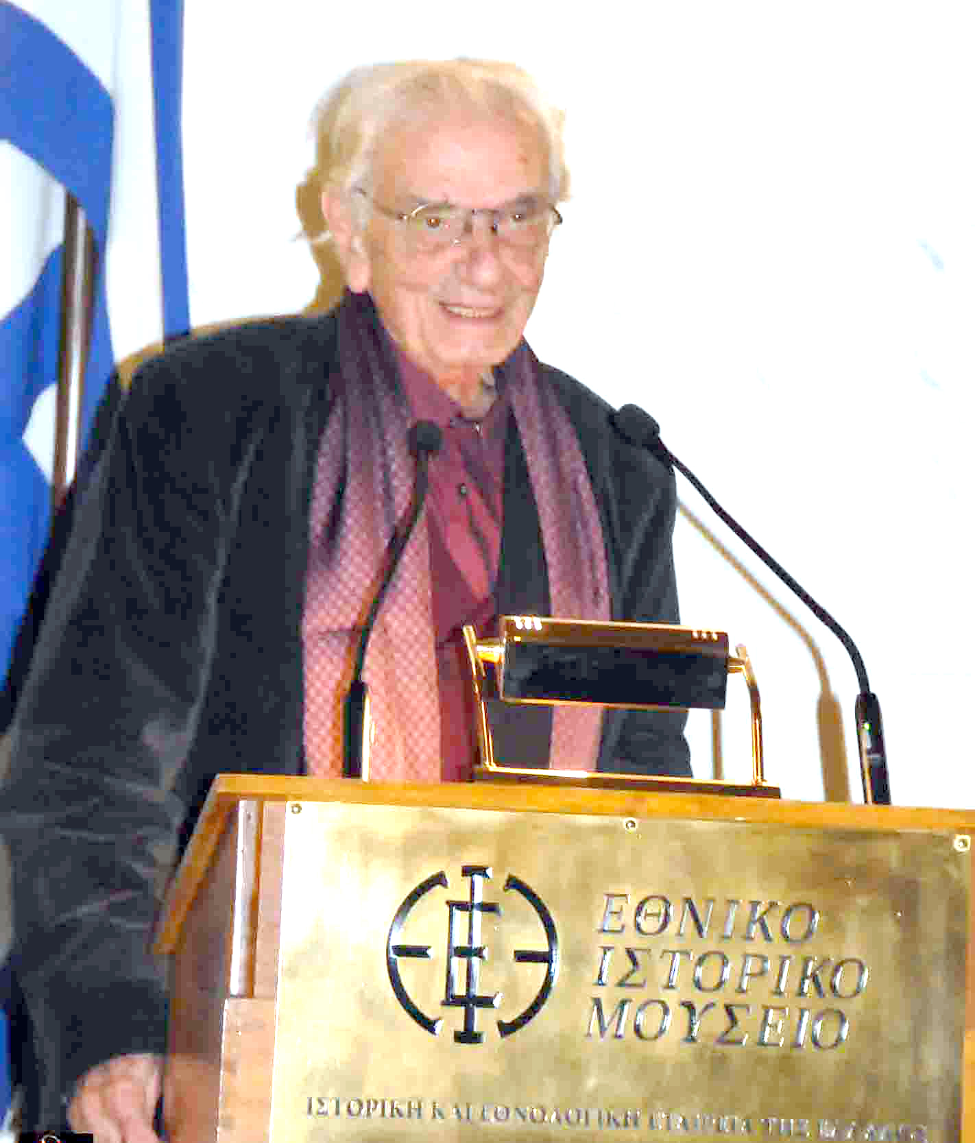 “Εφυγε” ο πιο δημοφιλής, πολυβραβευμένος Ελληνας συγγραφέας Βασίλης ...