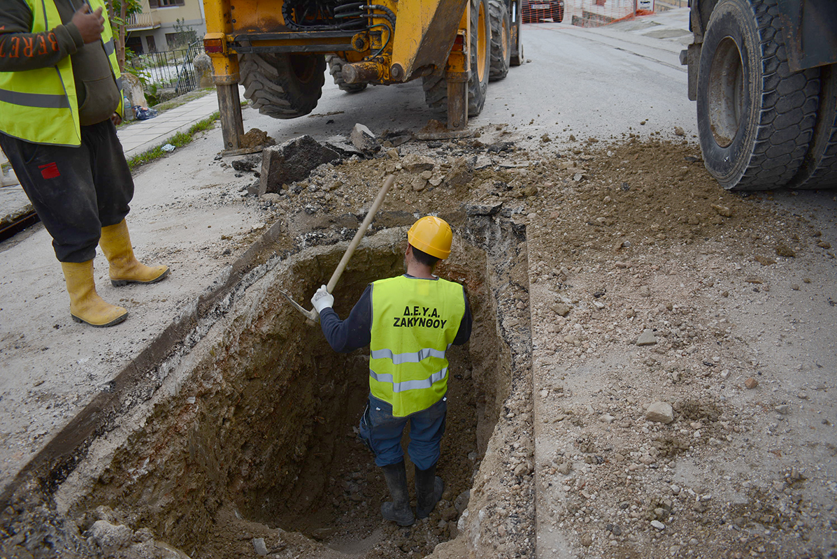 Τρείς ακόμα τρύπες εντοπίστηκαν στον αγωγό ύδρευσης της οδού Φιλικών ...